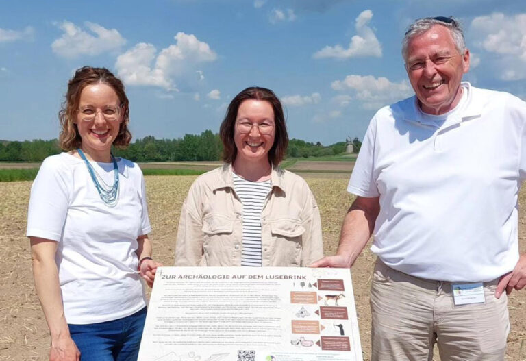 Archäologische Infotafel auf dem Lusebrink fertiggestellt · Petershäger ...